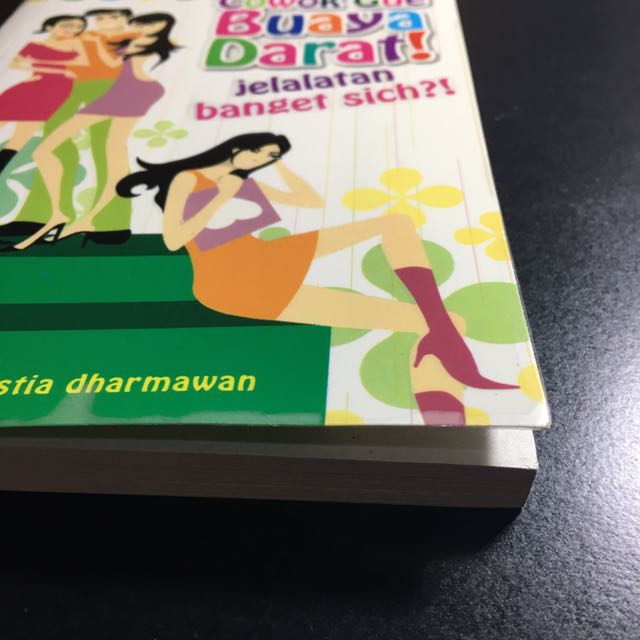 Cowok Gue Buaya Darat! - Helen & Christina Dharmawan, Buku & Alat Tulis, Buku di Carousell