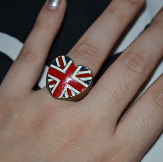 Vintage London Ring, Women's Fashion, Watches & Accessories, Other ...
