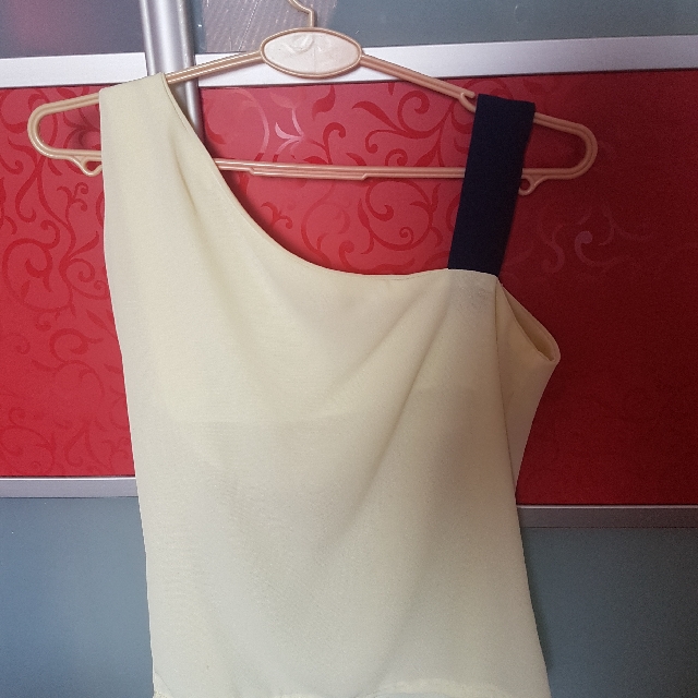 Yellow Toga, Women's Fashion, Tops, Sleeveless on Carousell