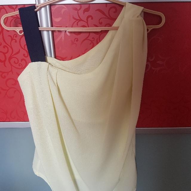 Yellow Toga, Women's Fashion, Tops, Sleeveless on Carousell