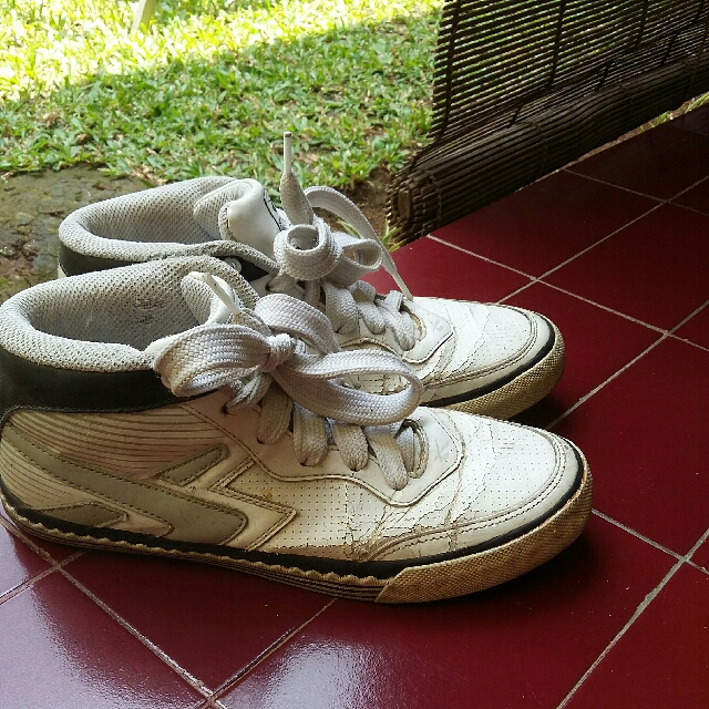 Sepatu Putih (Spotec), Fesyen Wanita, Sepatu di Carousell