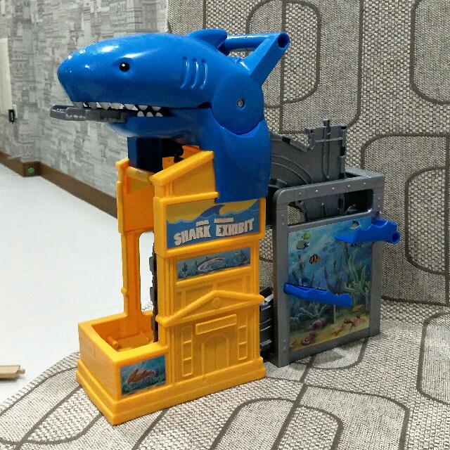 Thomas & Friends Take-N-Play Thomas' Shark Exhibit, Hobbies & Toys ...