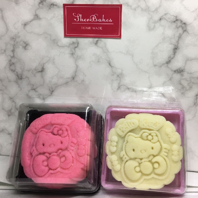 hello kitty snow skin mooncakes hello kitty moon cakes, Food & Drinks ...