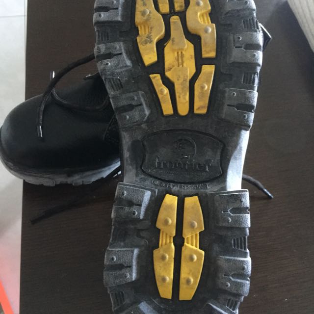 Frontier safety shoe, Everything Else on Carousell