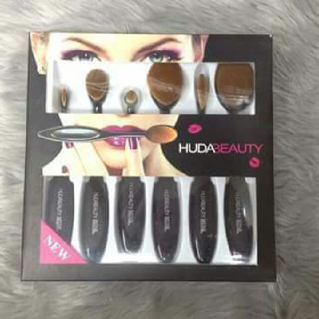 Huda Set Brush, Beauty & Personal Care, Face, Makeup on Carousell
