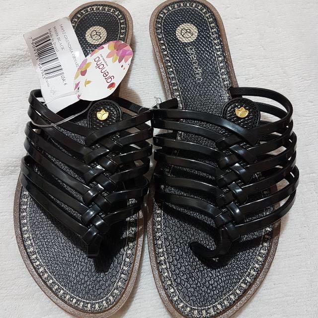 Grendha, Women's Fashion, Footwear, Slippers and slides on Carousell