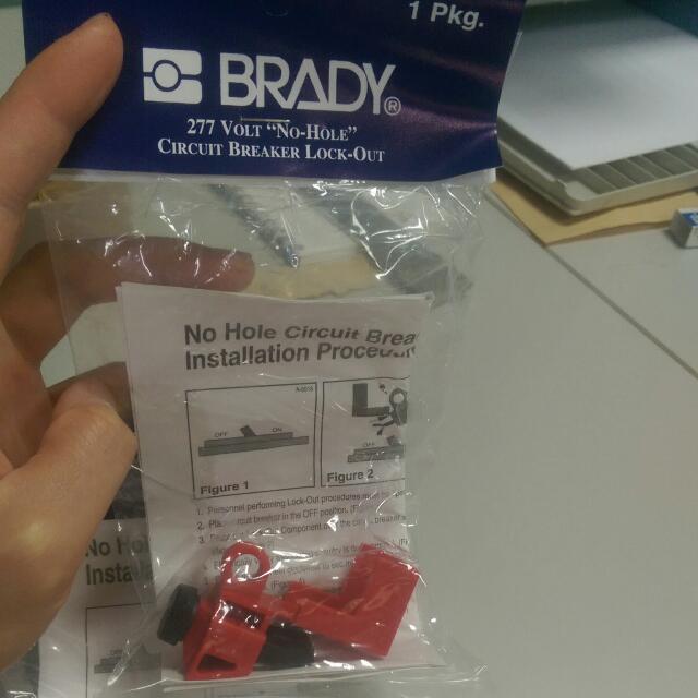 BRADY 277 volt no-hole circuit breaker lock out, 書籍、休閒與玩具, 文具、藝術、手工藝 ...