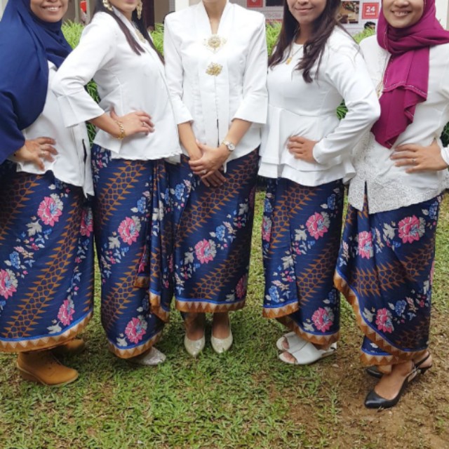 White Kebaya With Kain Batik Set Baju Kurung On Carousell