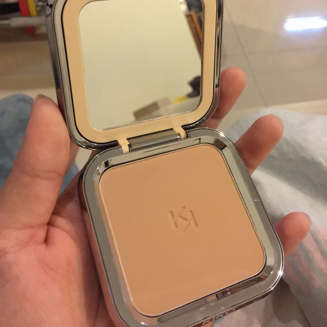 Kiko Compact powder weightless foundation, Kesehatan & Kecantikan, Rias ...