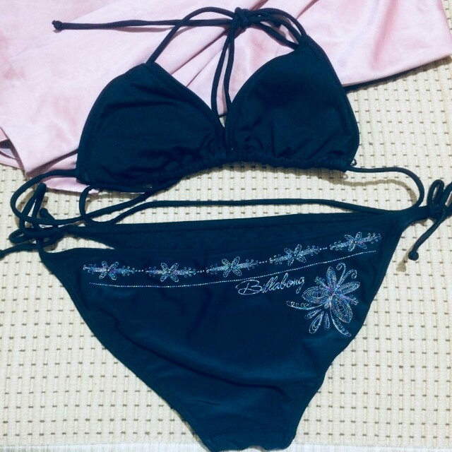 Original BILLABONG 2 piece string Swim suit, Women's Fashion, Swimwear ...