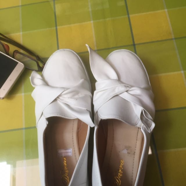 sepatu putih, Fesyen Pria, Sepatu di Carousell