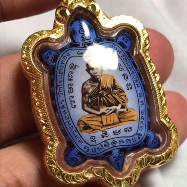 Lp Liew Locket 2542 Medium Size, Hobbies & Toys, Memorabilia ...