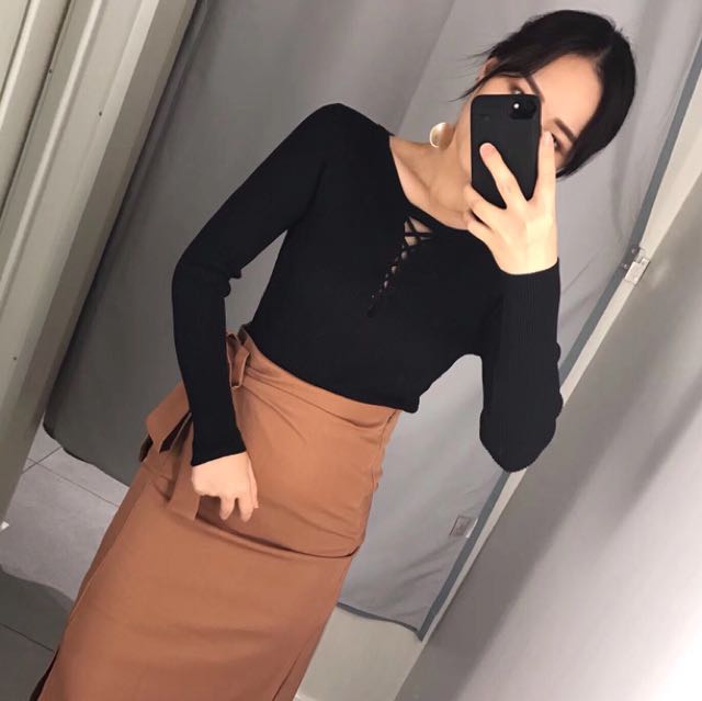 V cut knitted shirt, Women's Fashion, Tops, Sleeveless on Carousell