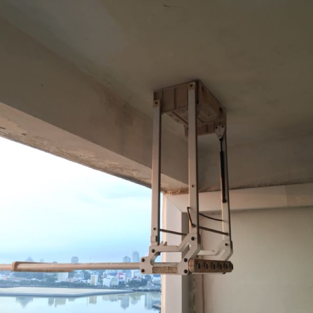 Retractable ceiling mounted Laundry Drying Rack, TV & Home Appliances ...