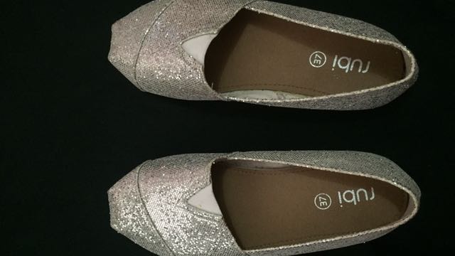 Rubi shoes, Women's Fashion, Footwear, Flats & Sandals on Carousell