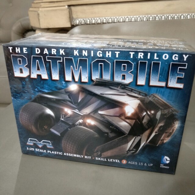 Moebius Models The Dark Knight Trilogy Batmobile Tumbler 1:25 scale ...