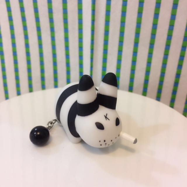 kidrobot smorkin bunny/ smorking labbit/ Art figure, Hobbies & Toys ...