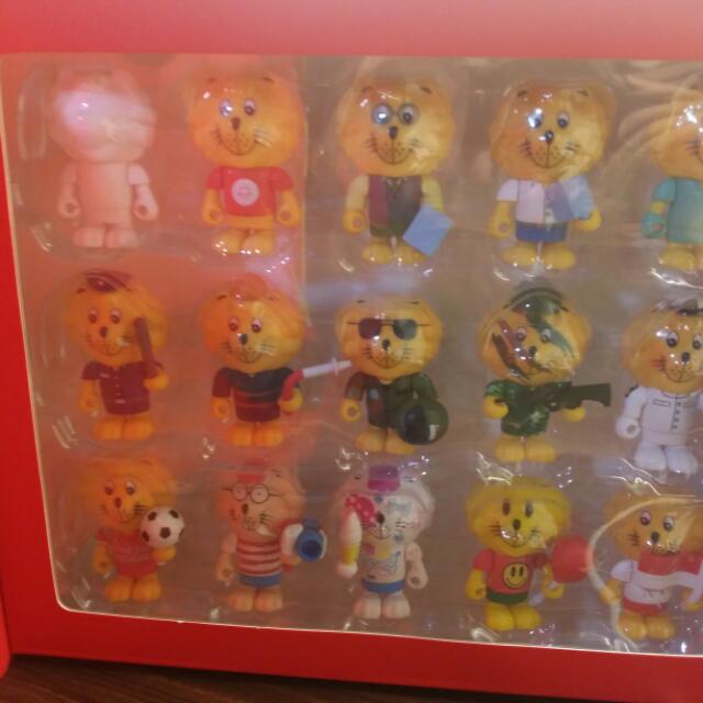 Singa Full Set, Everything Else on Carousell