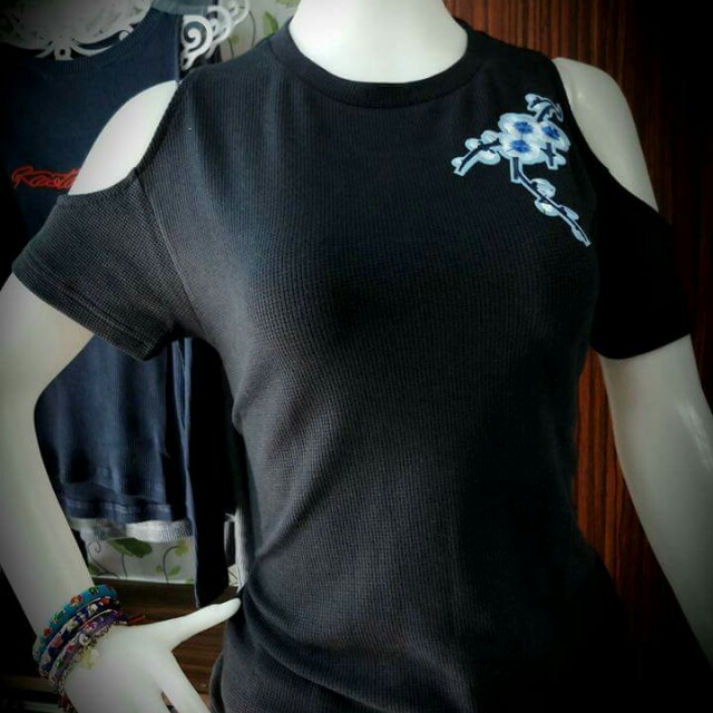 ON HAND OFF SHOULDER TOP, Women's Fashion, Tops, Sleeveless on Carousell