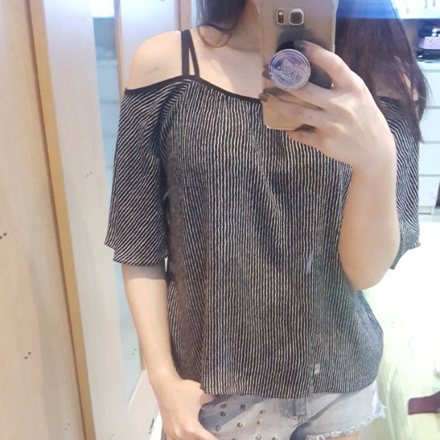 Sabrina Top, Fesyen Wanita, Pakaian Wanita di Carousell