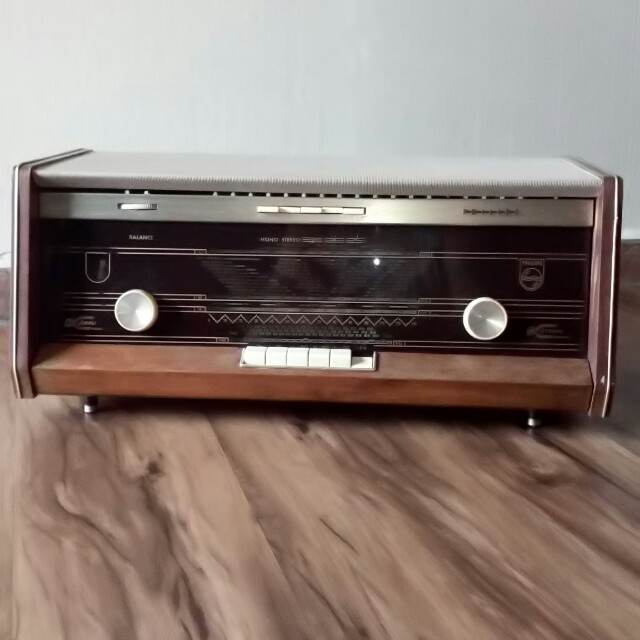 Vintage old Philips radio, Furniture & Home Living, Home Decor, Clocks ...