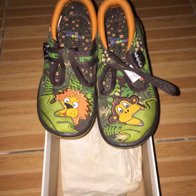 CLARKS DOODLES SHOES, Babies & Kids, Babies & Kids Fashion on Carousell