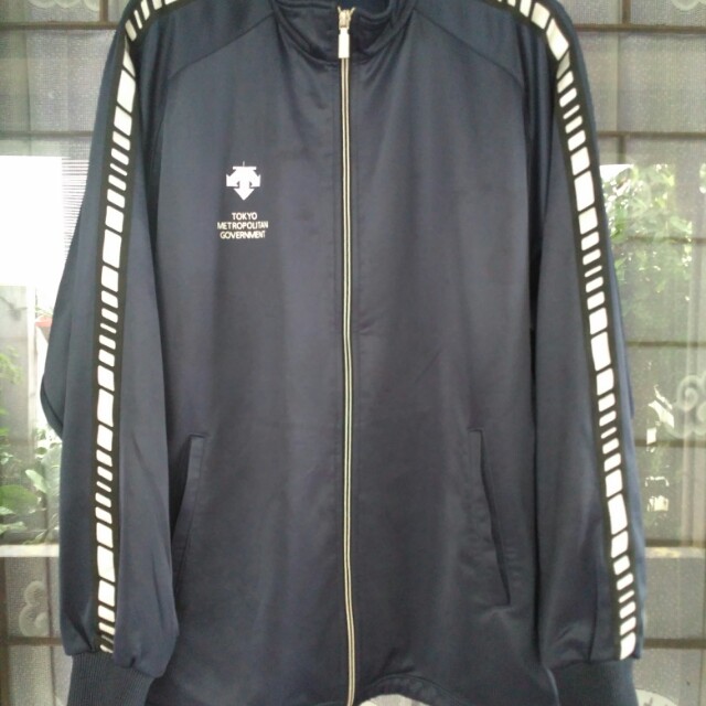Tracktop Descente Japan, Fesyen Pria, Pakaian di Carousell