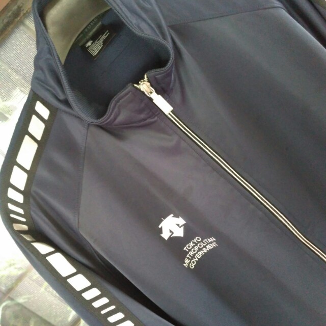 Tracktop Descente Japan, Fesyen Pria, Pakaian di Carousell