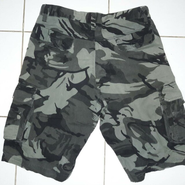 CELANA PENDEK MERK ALTIC MOTIF ARMY HIJAU HITAM, Fesyen Pria, Pakaian di Carousell