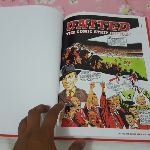 Manchester United The Comic Strip History, Buku & Alat Tulis, Buku di ...