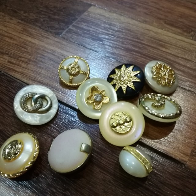 Vintage Lucite buttons (infinity rings) for RM 15, Hobbies & Toys ...