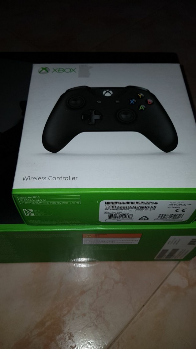 Xbox One X 1TB Console + 1 extra wireless controller, Video Gaming ...
