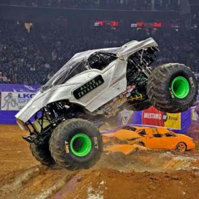 Hot Wheels Monster Jam, Alien Invasion, Toys & Collectibles, Mainan di ...