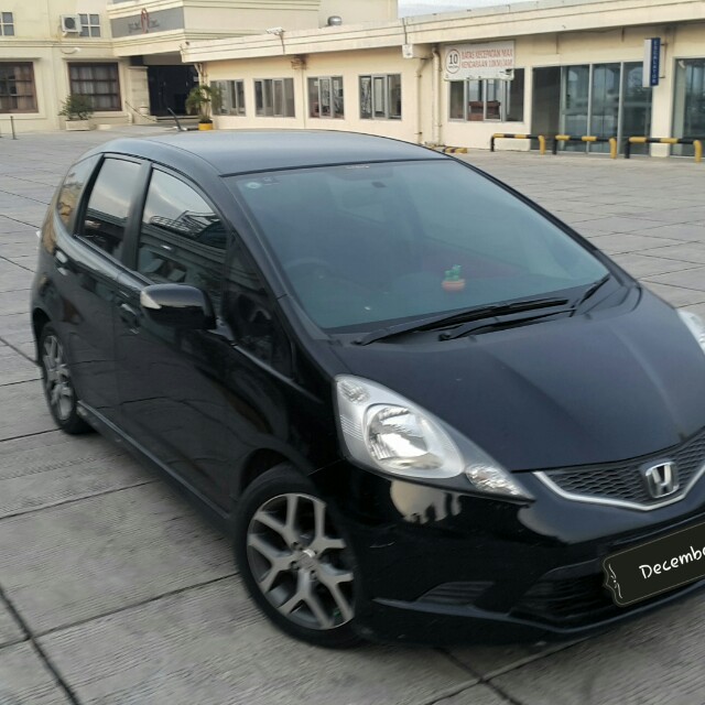 Mobil Honda Jazz Hitam