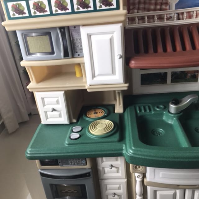 Step 2 deluxe country kitchen, Hobbies & Toys, Toys & Games on Carousell