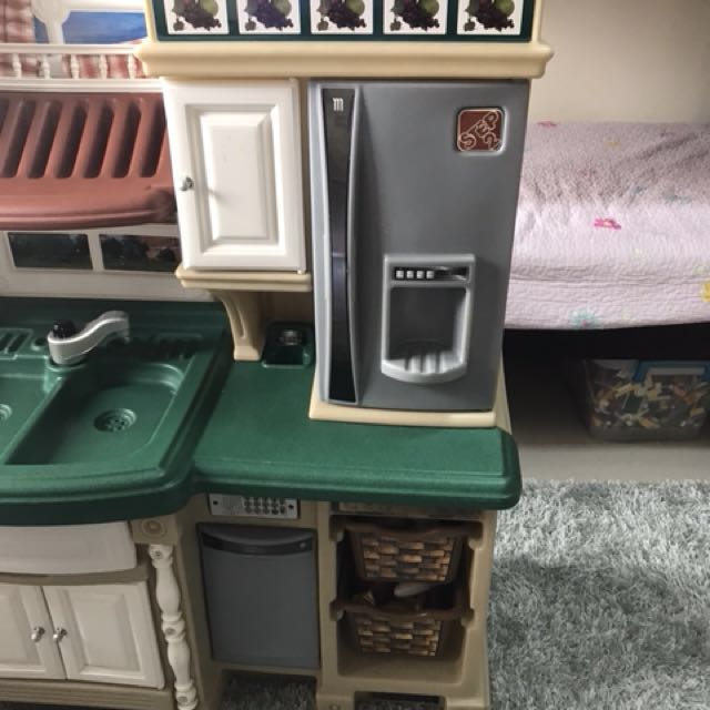 Step 2 deluxe country kitchen, Hobbies & Toys, Toys & Games on Carousell