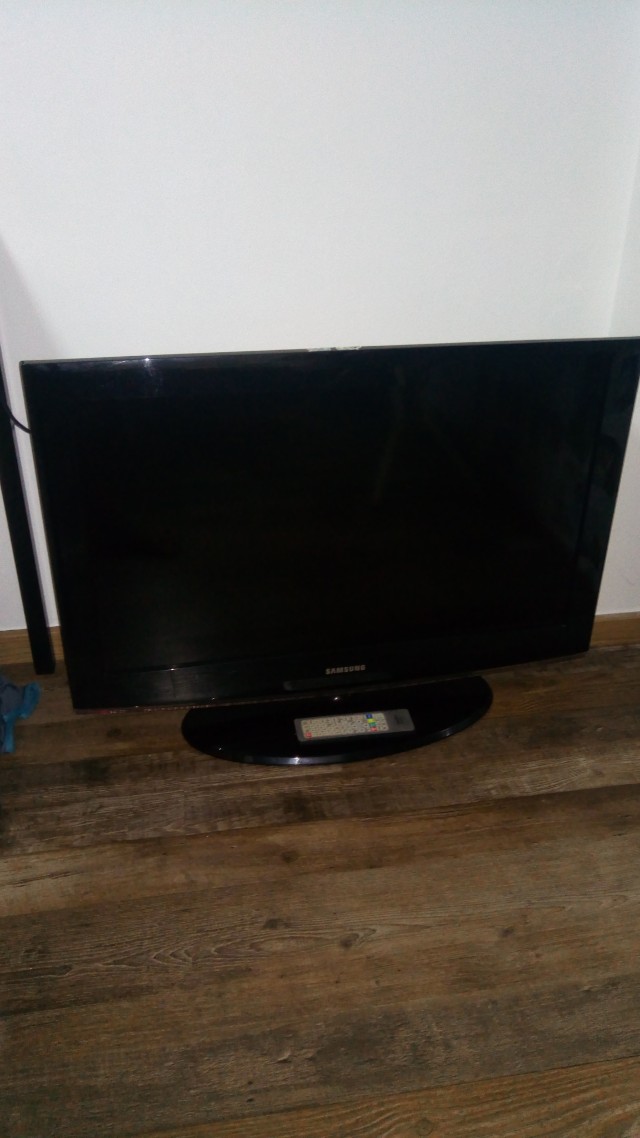 Samsung LCD TV, TV & Home Appliances, TV & Entertainment, TV on Carousell