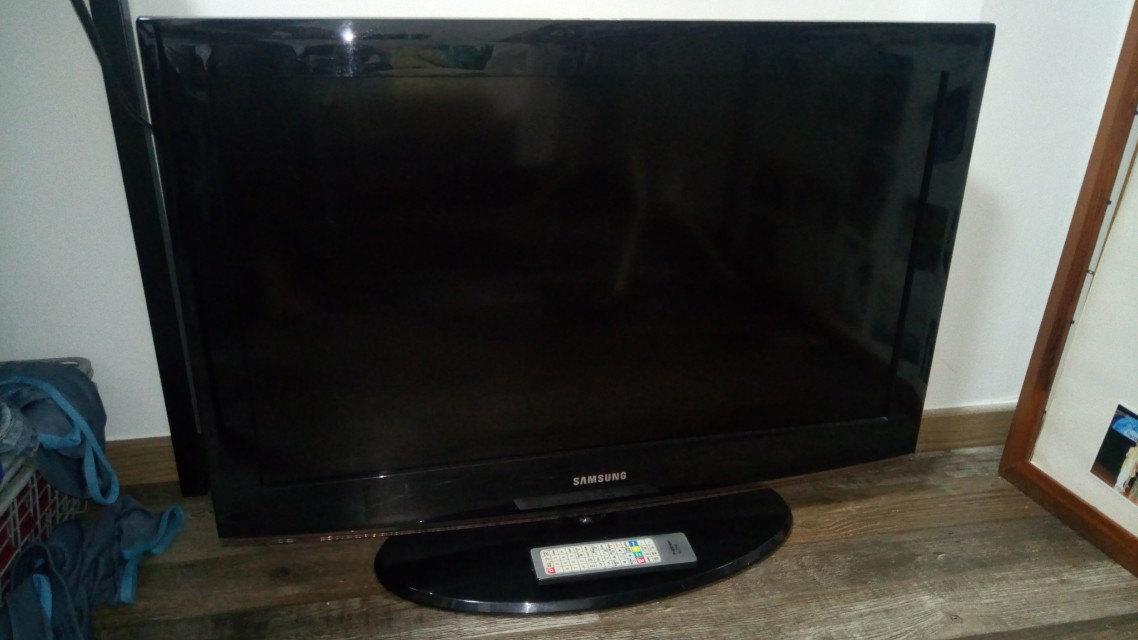 Samsung LCD TV, TV & Home Appliances, TV & Entertainment, TV on Carousell