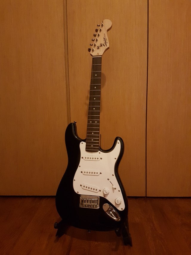 Fender Squier Mini Stratocaster, Hobbies & Toys, Music & Media, Musical ...
