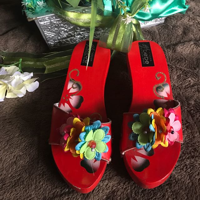 Terompah kayu Girl, Babies & Kids, Babies & Kids Fashion on Carousell