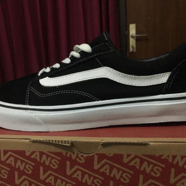 Vans Old Skool black and white BNWT, Fesyen Pria, Sepatu di Carousell