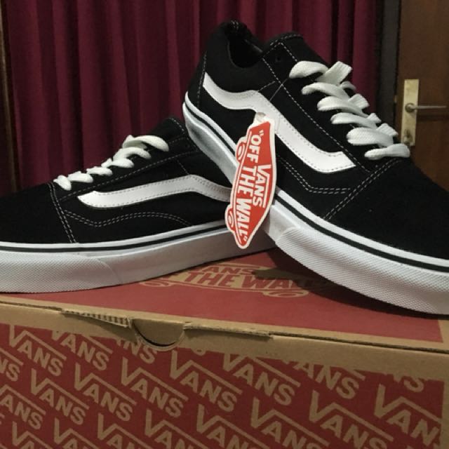 Vans Old Skool black and white BNWT, Fesyen Pria, Sepatu di Carousell