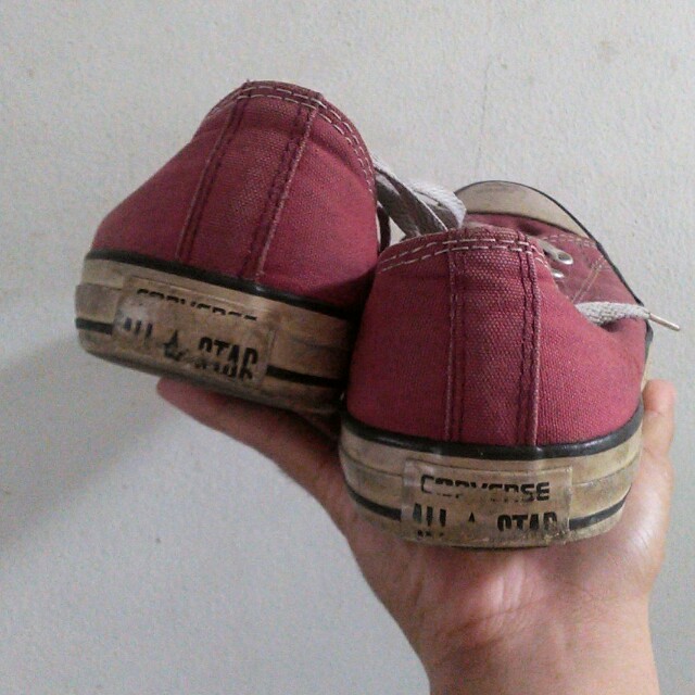 CONVERSE ALL STAR CHUCK TAYLOR LOW RED MAROON, Fesyen Pria, Sepatu di ...