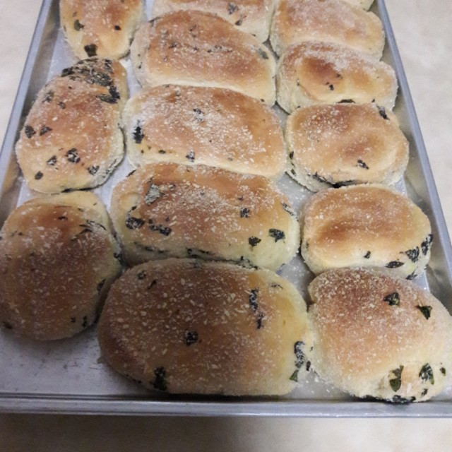 Freshly Baked Pandesal- plain & Malunggay whole wheat (Filipino Bread ...