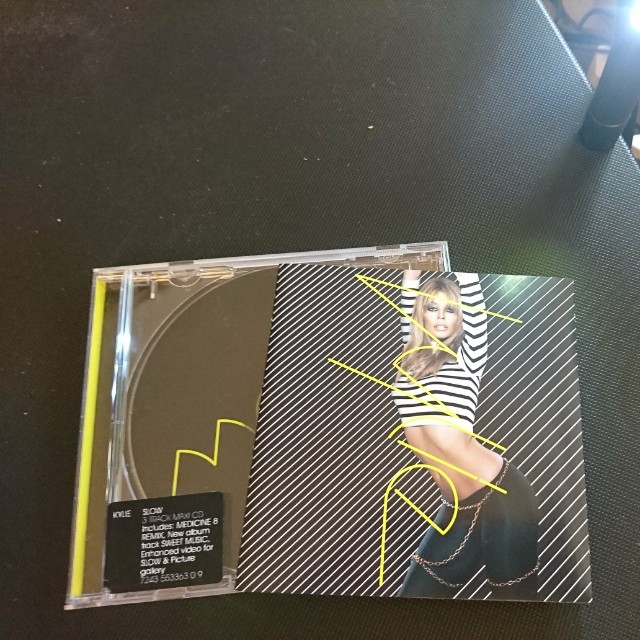 Kylie Minogue Slow CD single, 興趣及遊戲, 收藏品及紀念品, 明星周邊 - Carousell