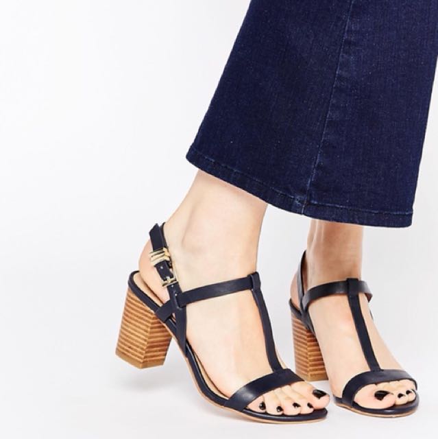 Navy Sandals, Women's Fashion, Footwear, Sandals on Carousell