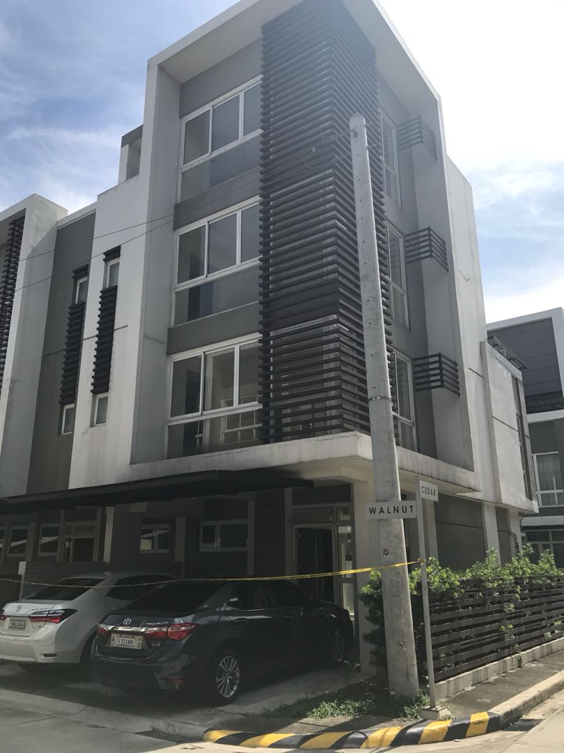 68 Roces Townhouse, Property, For Sale, Townhouse on Carousell