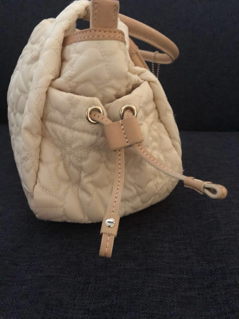 Che Che Shoulder Bag, Women's Fashion, Bags & Wallets, Shoulder Bags on ...