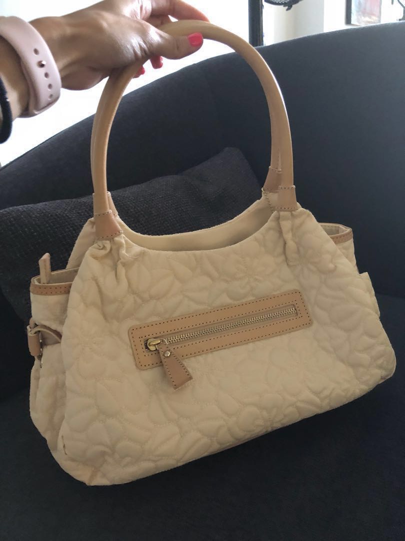 Che Che Shoulder Bag, Women's Fashion, Bags & Wallets, Shoulder Bags on ...