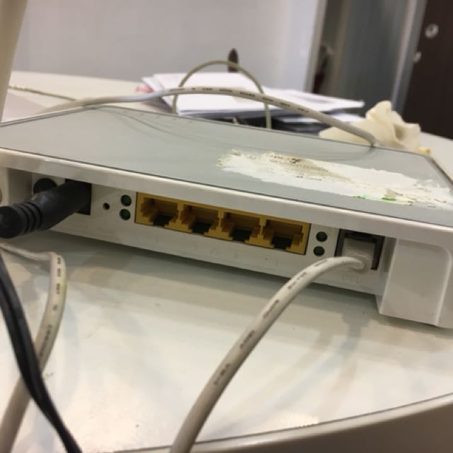 Thompson TG585 wifi router with AC power and cables, Computers & Tech ...